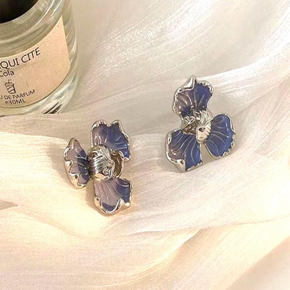 Jewelry | Periwinkle Trillium Blue Flower Clear Crystal Pistil Tri ...